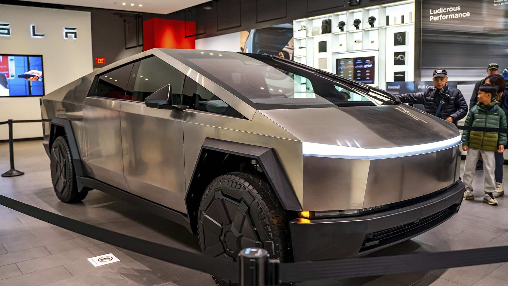 Tesla Cybertrack подорожала в полтора раза